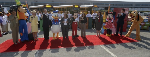 Disney dona útiles escolares - Travels and Viajes