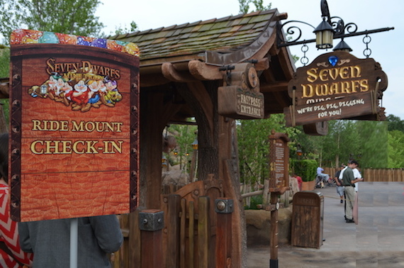 Así es el Tren de los Siete Enanitos de Disney - Travels and Viajes