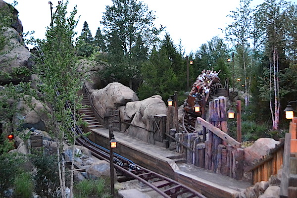 Así es el Tren de los Siete Enanitos de Disney - Travels and Viajes